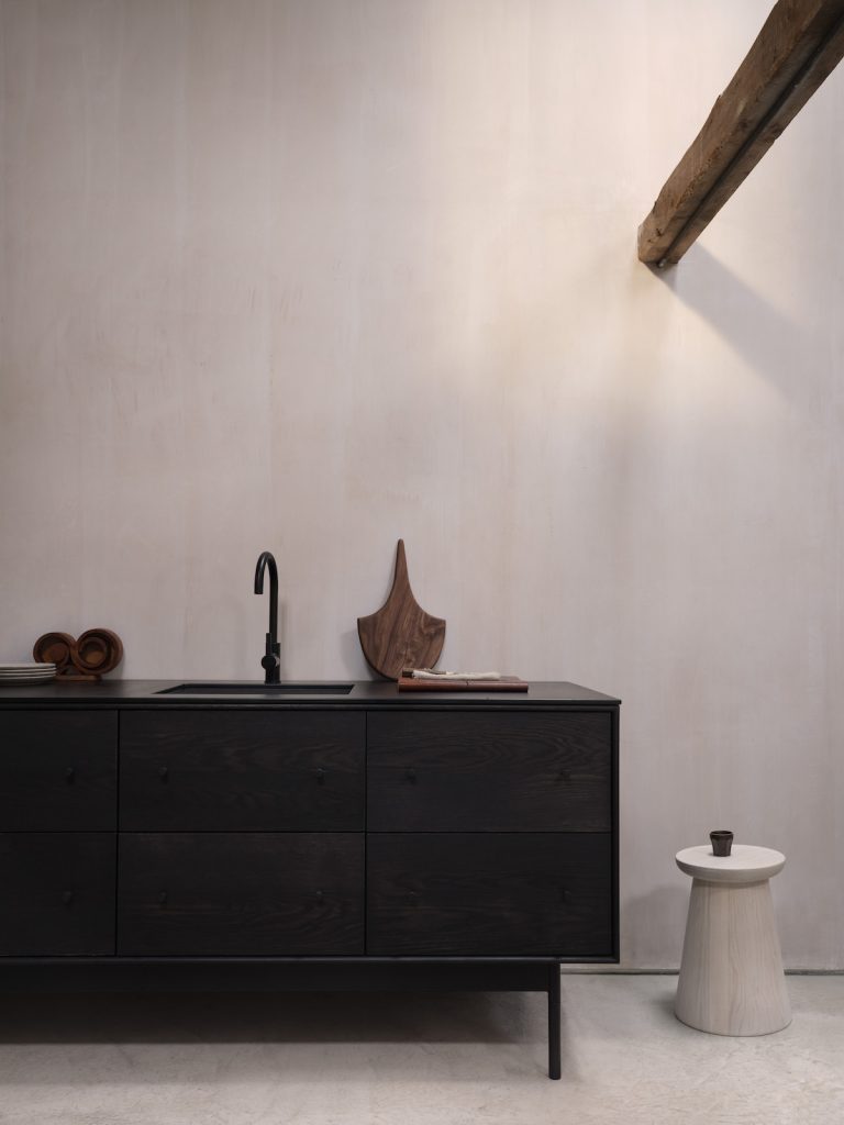 Note table and black kitchen by Edward Collinson - vosgesparis