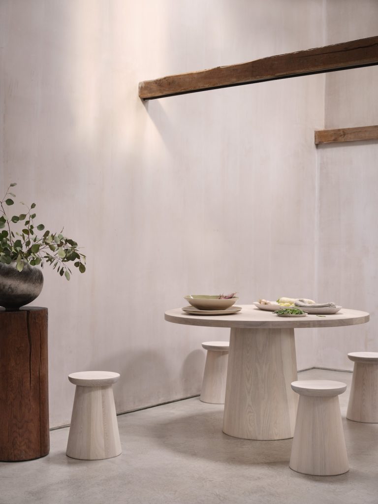 Note table and black kitchen by Edward Collinson - vosgesparis