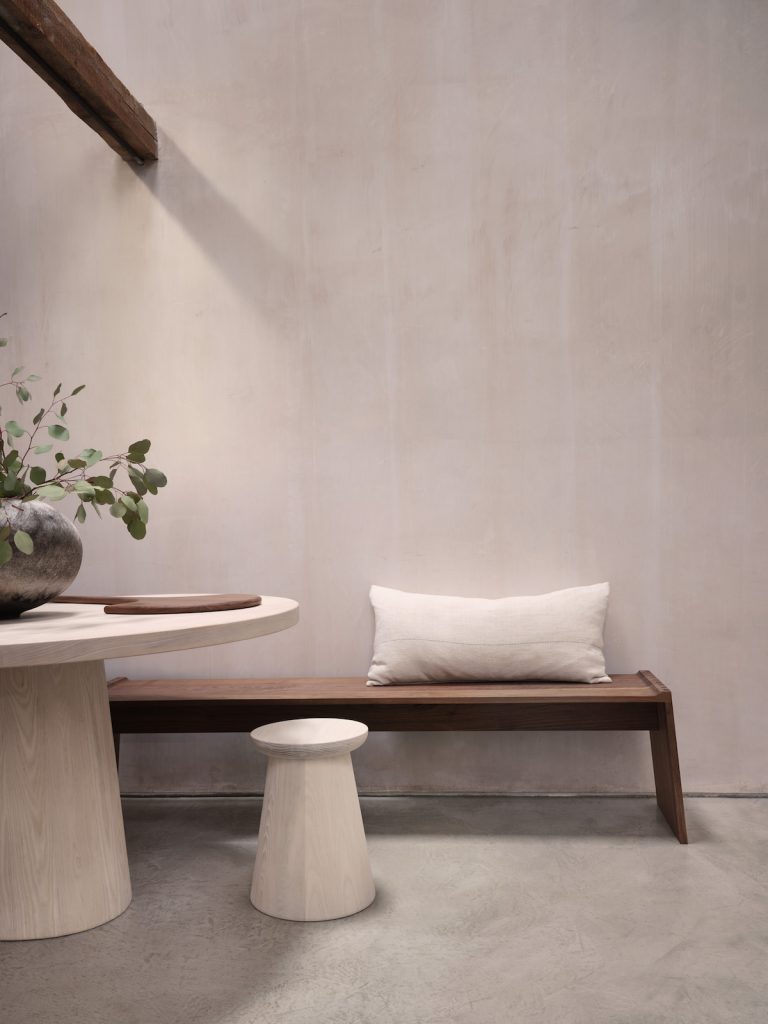 Note table and black kitchen by Edward Collinson - vosgesparis