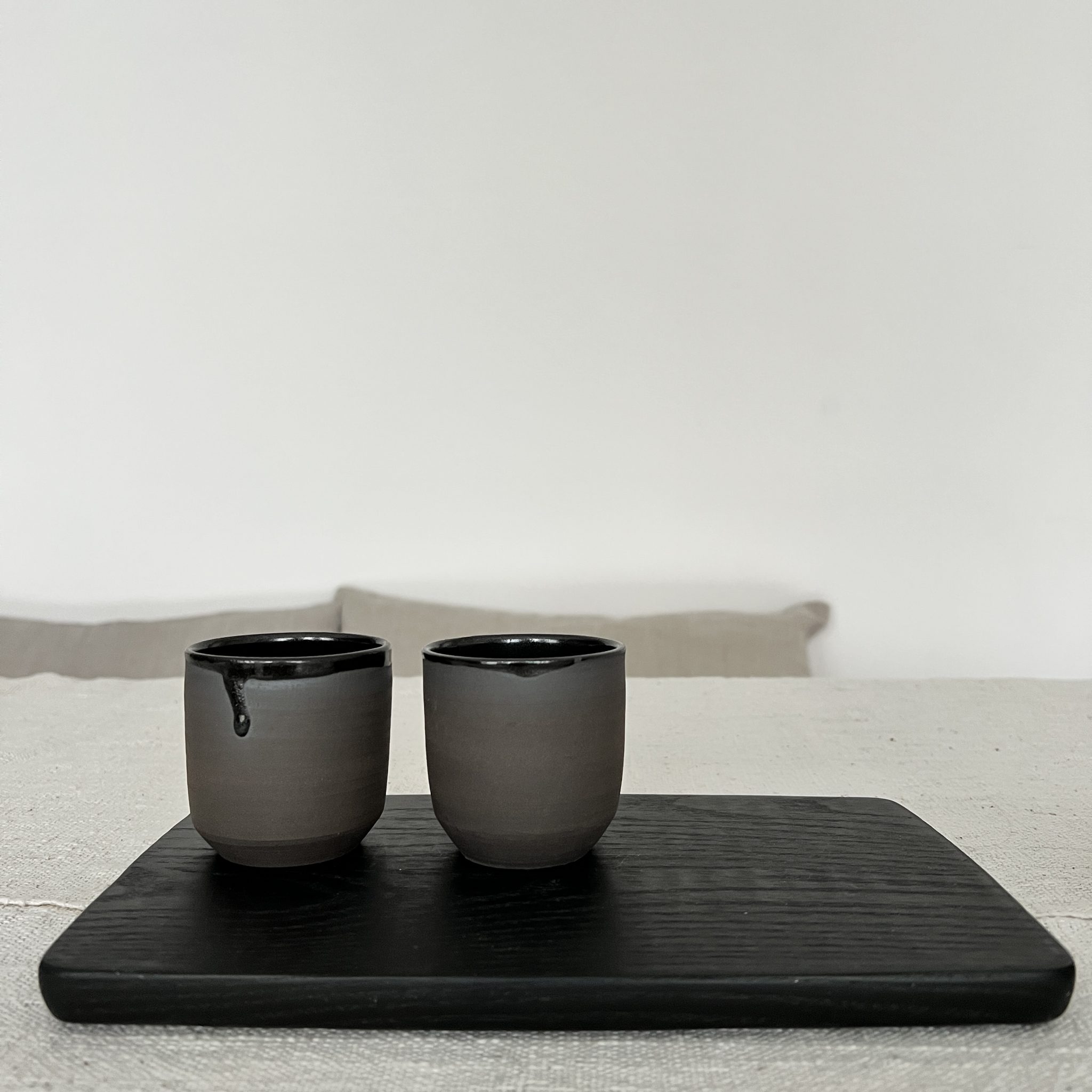 Coffee set in black - cups & tray - vosgesparis